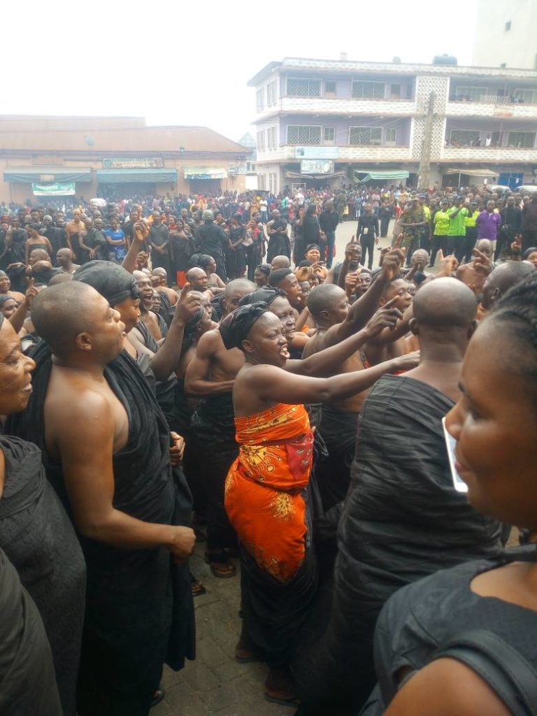 Day 4 ; Asantehemaa’s final funeral rites: Asantehene wears Batakari ...